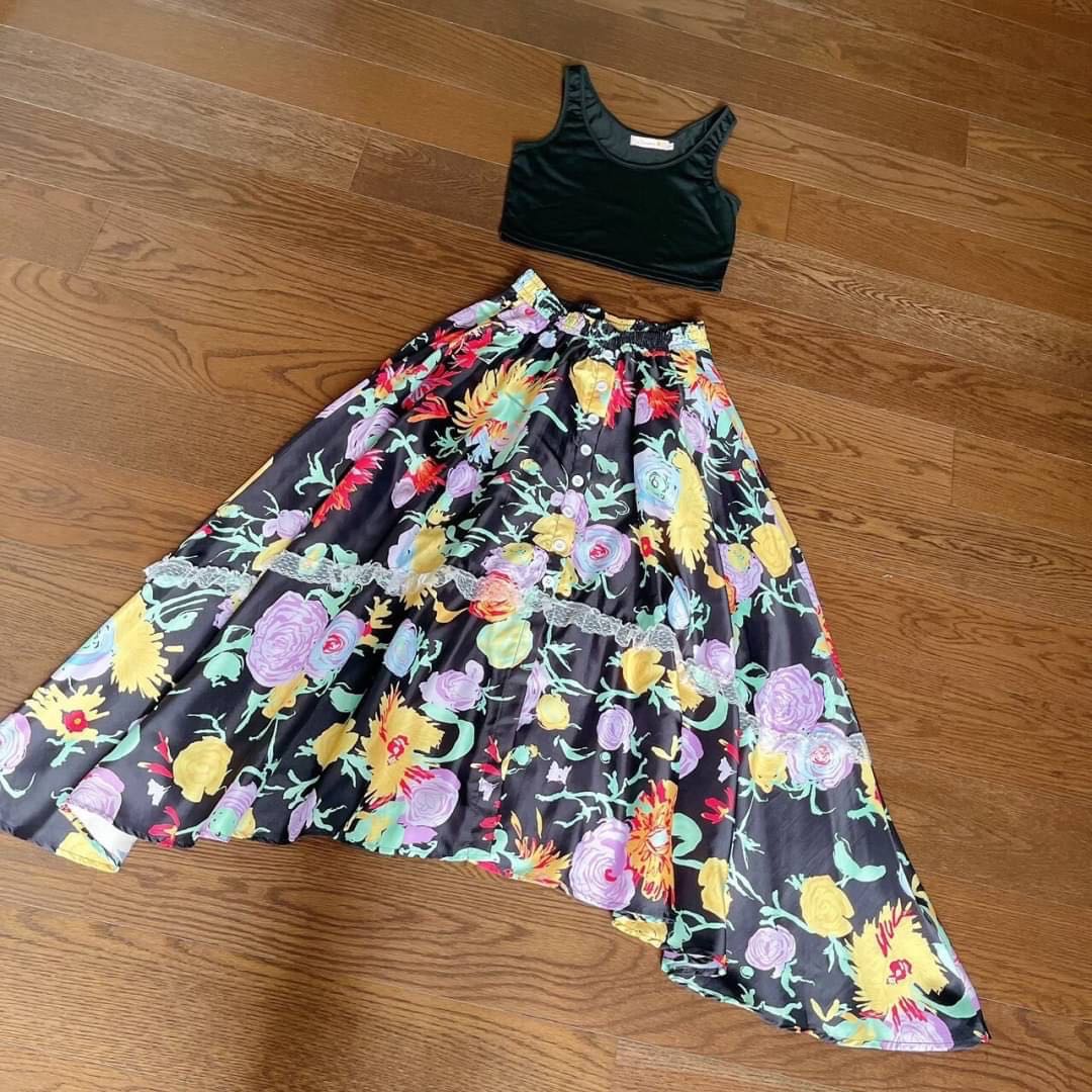 Summer set crop and flowers printed ชุดเซ็ทครอปกับกระโปรงพริ้วปริ้นส์ลายดอกไม้ | LINE SHOPPING