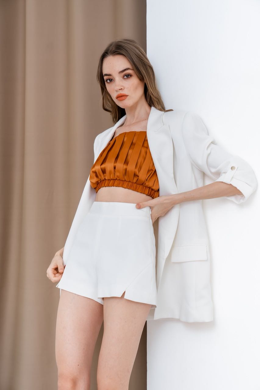 Laura Shorts สี White | LINE SHOPPING