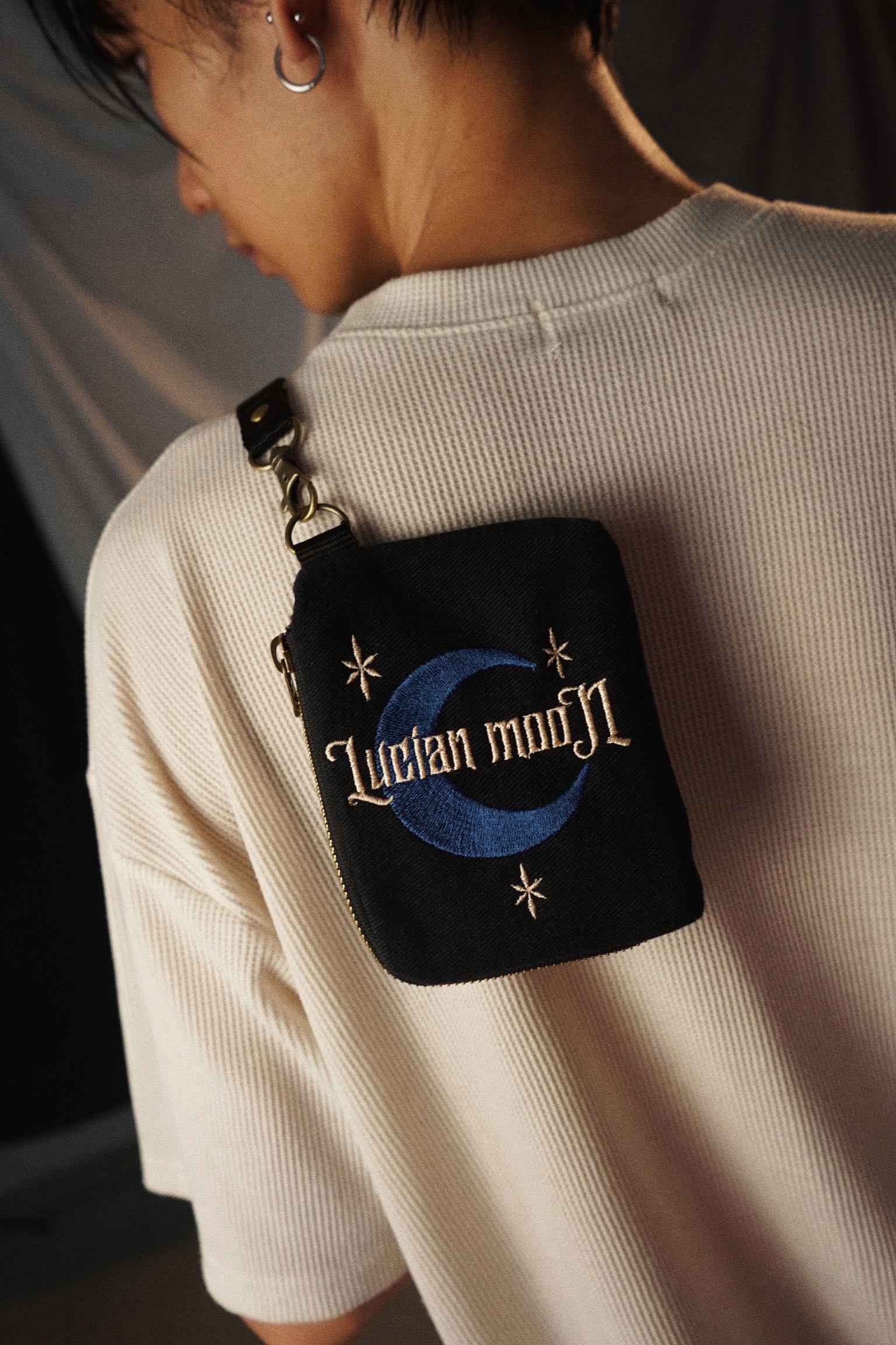 LUCIAN MOON | LINE SHOPPING