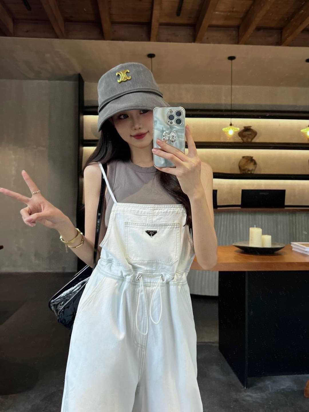 เอี๊ยมยีนสายเดี่ยวขายาว สียีนฟอกฟ้าอ่อน แต่งโลโก้แบรนด์ PRADA | LINE SHOPPING