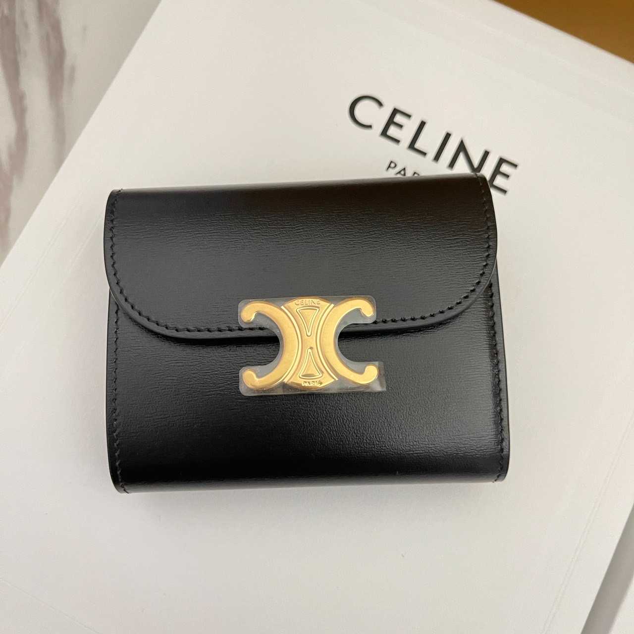 New Celine triomphe wallet 📌(ทักเชทก่อนสั่งซื้อ) | LINE SHOPPING