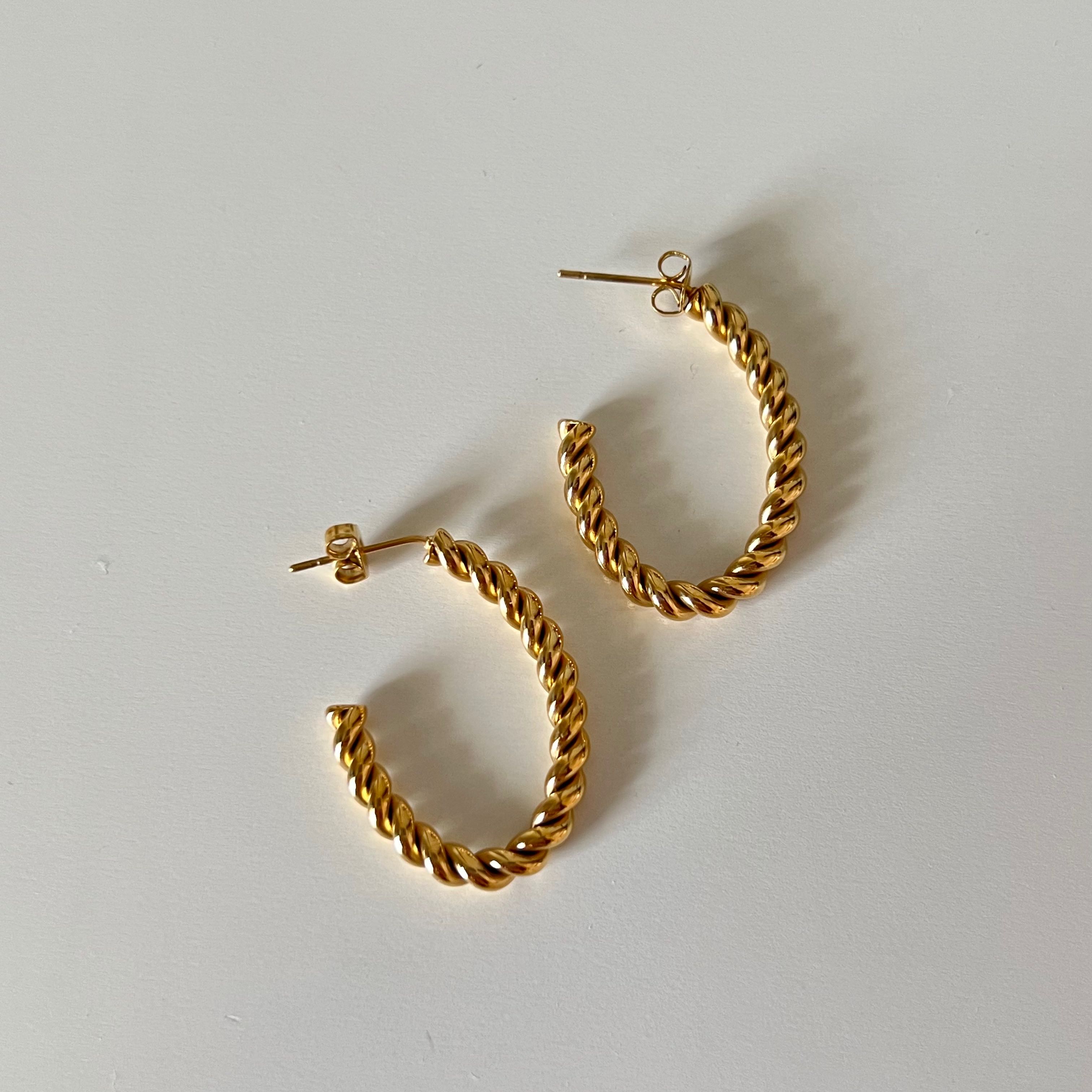 Oval twist hoop | LINE SHOPPING