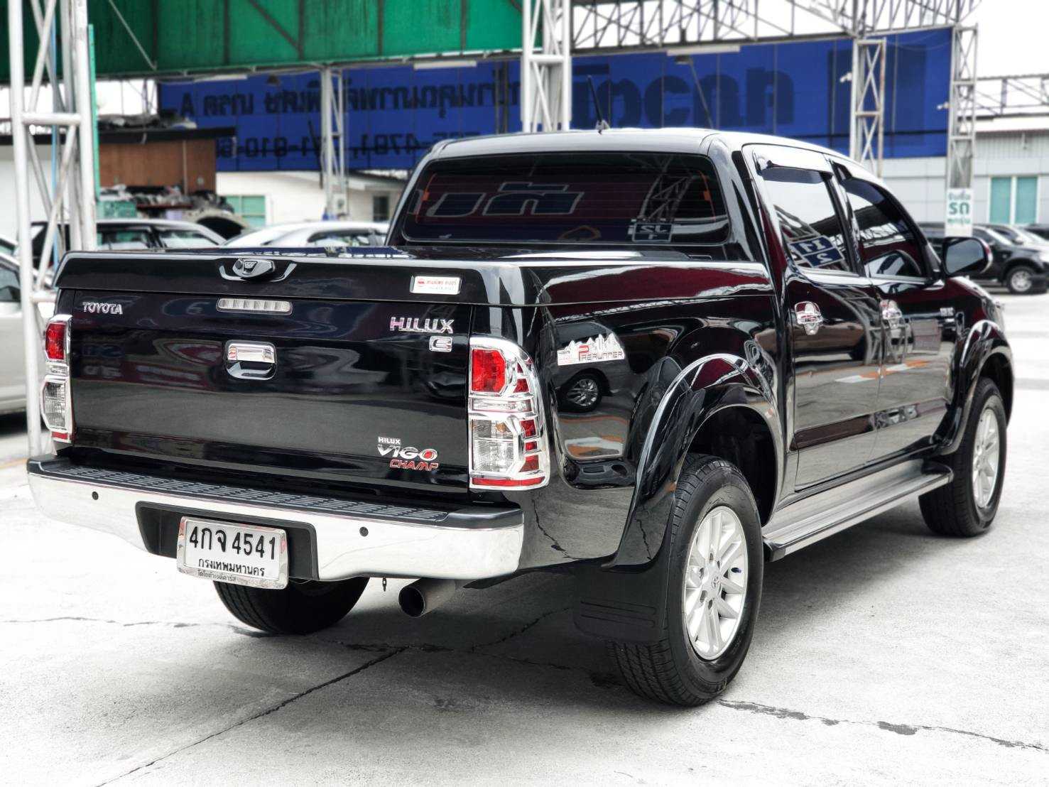 Toyota Vigo D-Cab 2.5E Prerunner Vnt ปี 2015 M/T | LINE SHOPPING