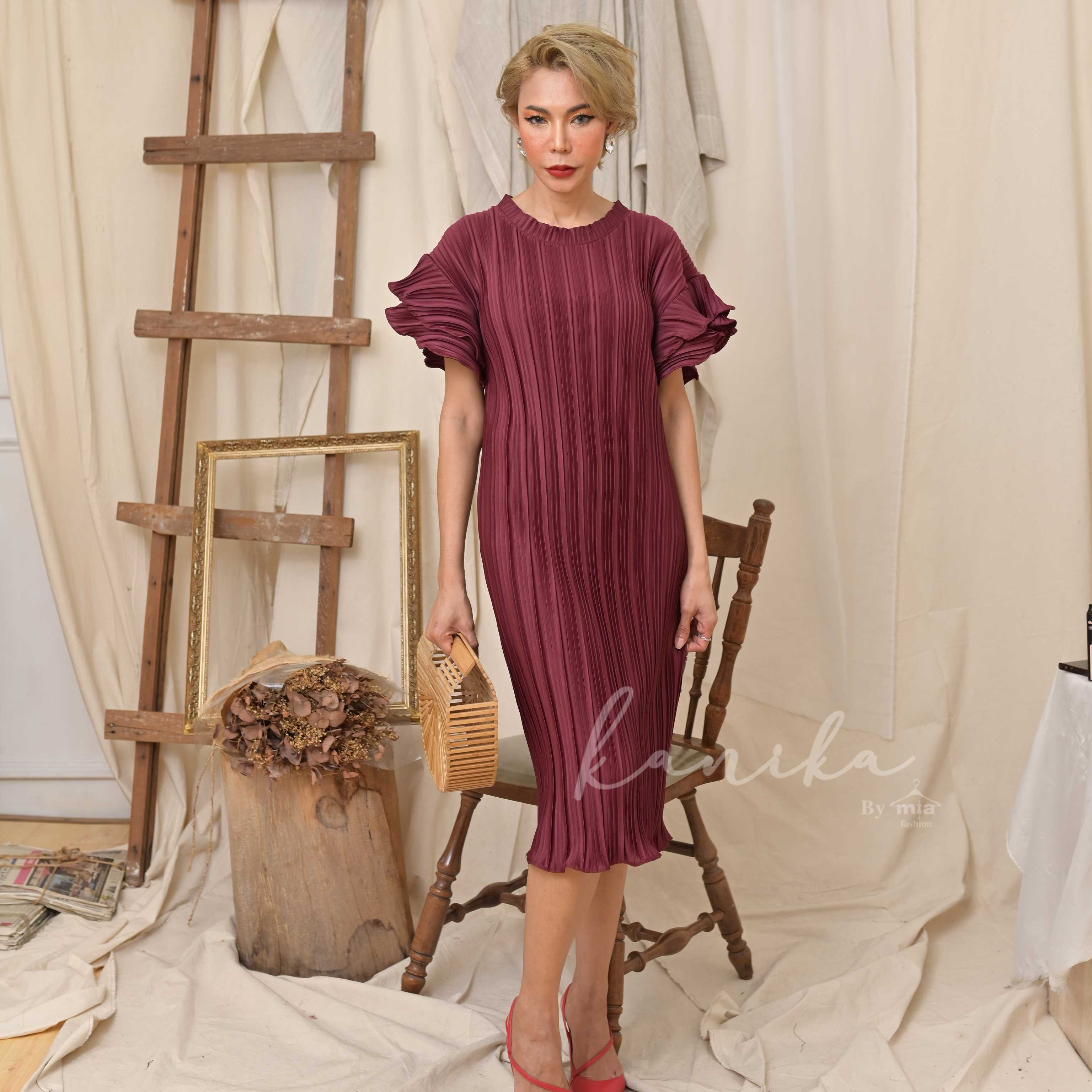 KM0003 เดรสอัดพลีทแขนพวง | LINE SHOPPING