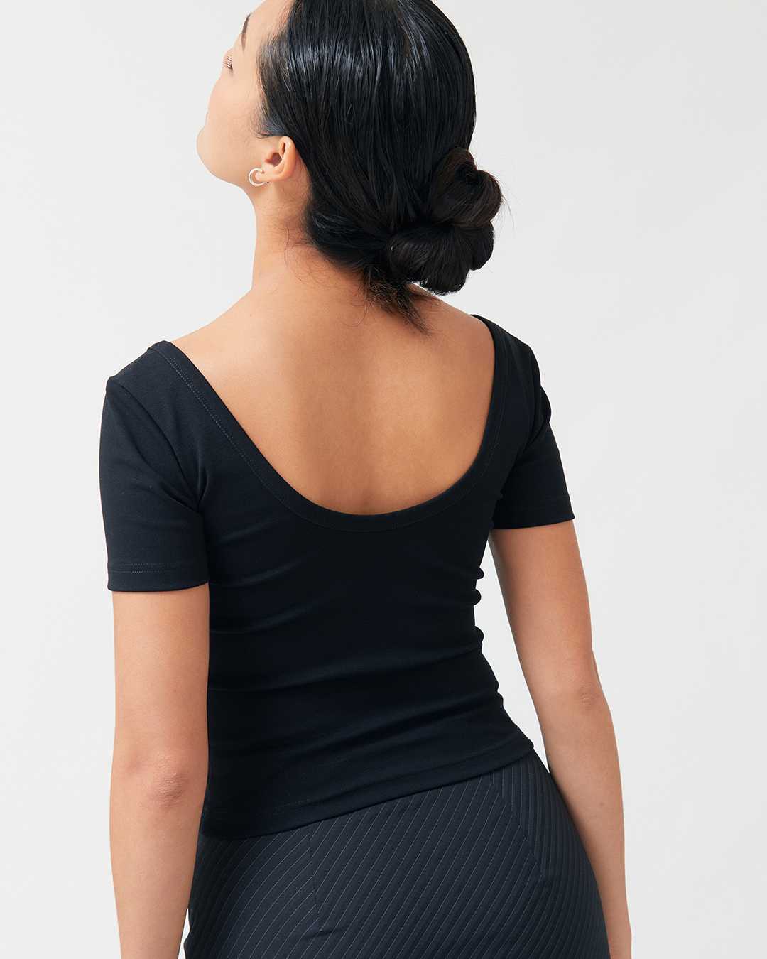 Round wide neck t-shirt (Black) | LINE SHOPPING